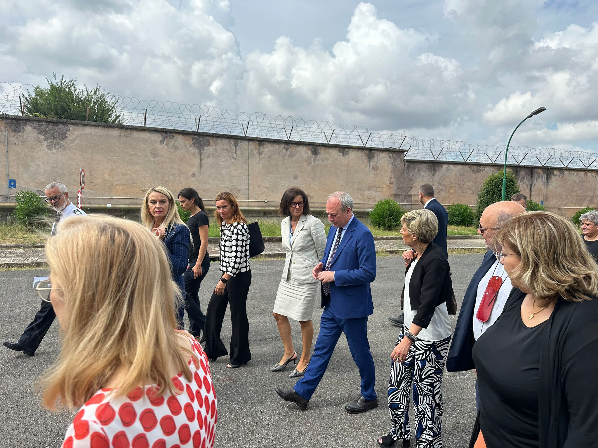 Il sottosegretario Ostellari in visita al carcere femminile di Rebibbia ...
